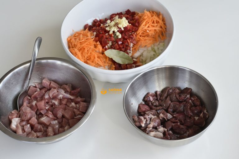 Sašina kuhinja | Gulaš s njokima dvije vrste mesa junetina i svinjetina ...