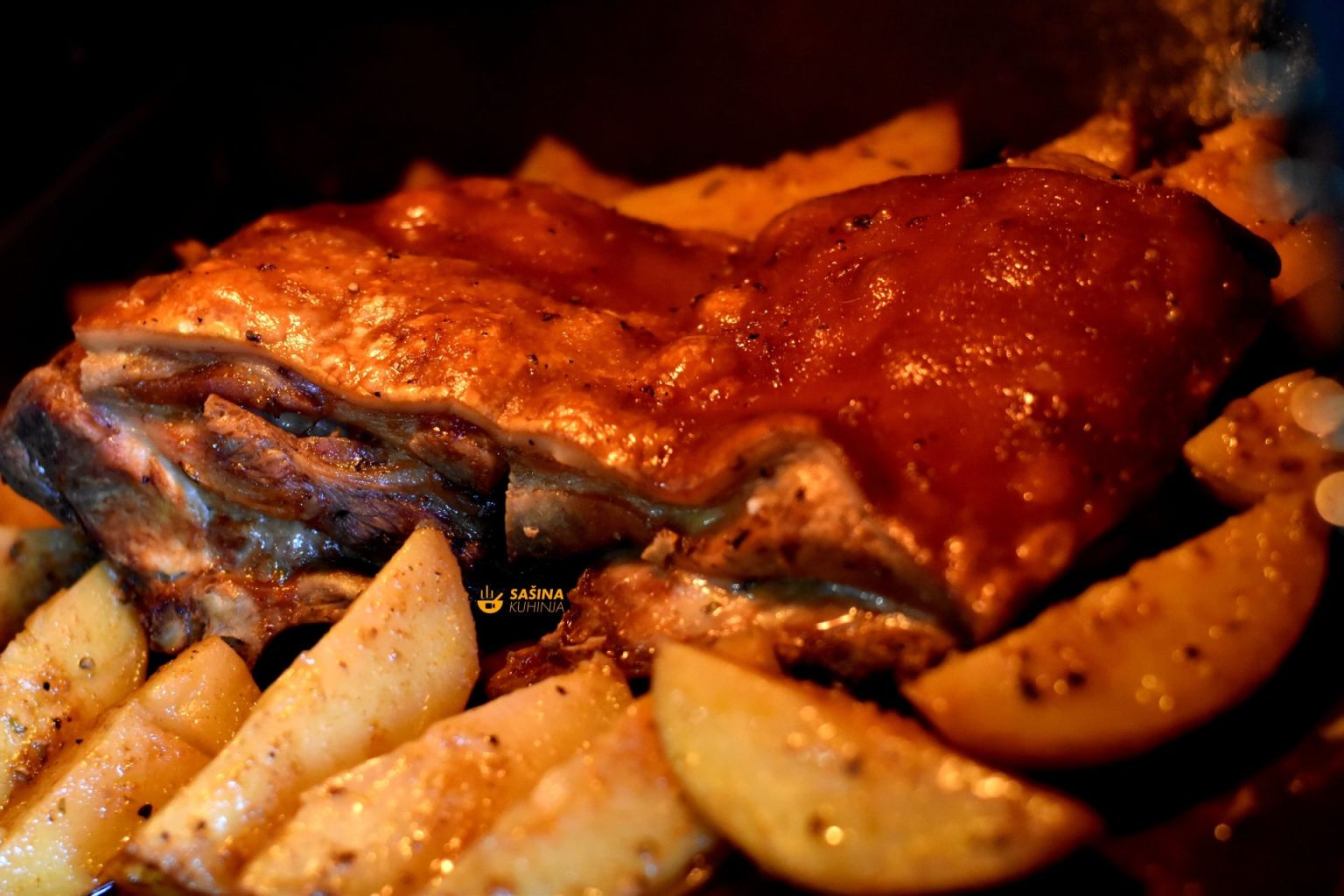 Sašina kuhinja | Odojak hrskava kožica iz pećnice s krumpirima | Sašina ...