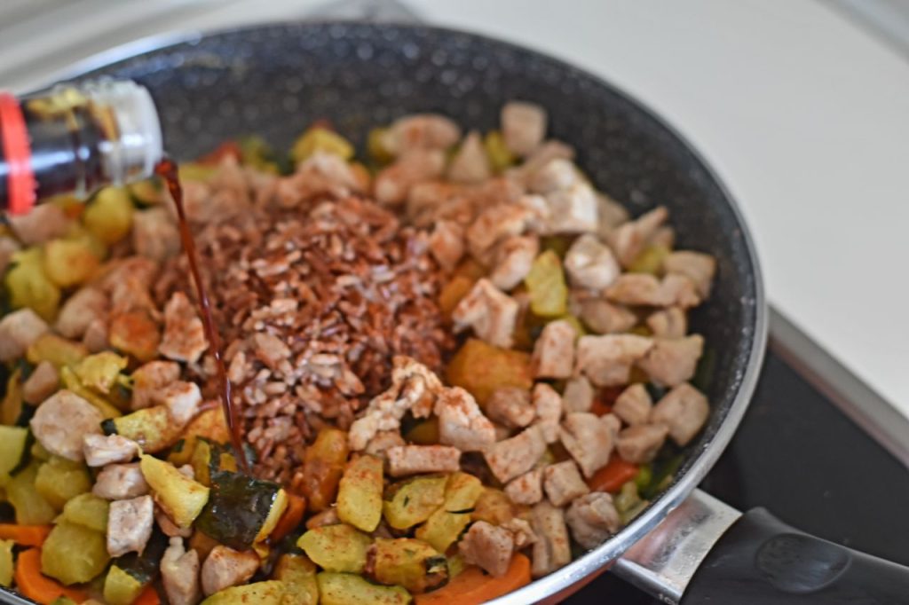 Sašina kuhinja | Crvena riža s piletinom tikvicama i povrćem recept ...
