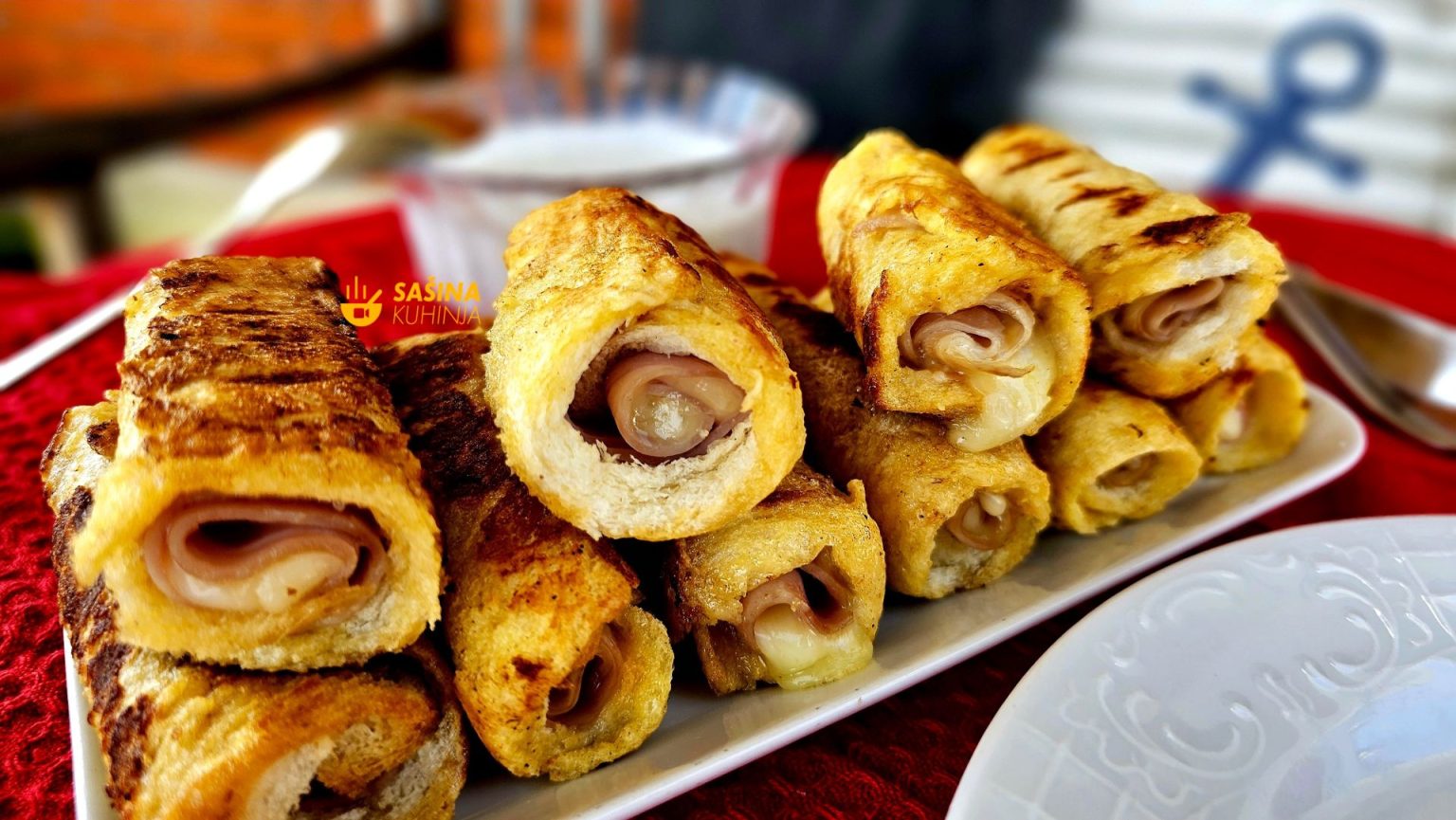 Sašina kuhinja | Pohani kruh punjen šunkom sirom brzi recept 5 minuta ...